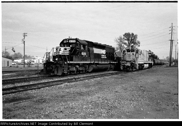 NS 6126 passing UP 4700